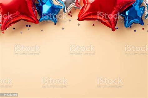미국 독립 기념일 개념입니다 국기 색상의 풍선과 복사 공간이 있는 격리된 베이지색 배경에 색종이의 상위 뷰 사진 0명에 대한 스톡 사진 및 기타 이미지 Istock