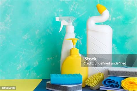 파란색 배경에 다채로운 집 청소 제품의 다양한 청소 및 스프링 클리닝 컨셉 파란색 청소 도구 세트 세제 브러시 스폰지 및 장갑을 가진 병 0명에 대한 스톡 사진 및 기타