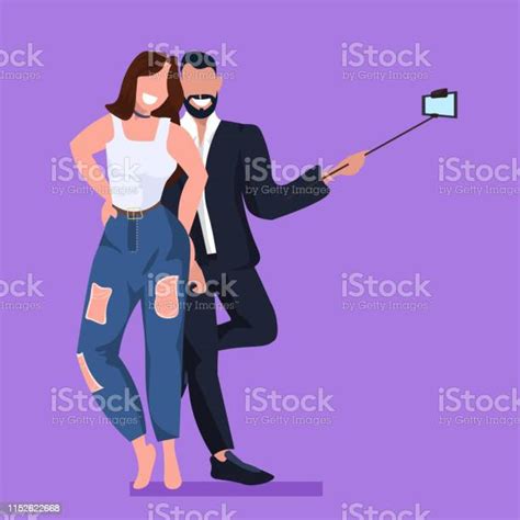 커플은 스마트 폰 카메라에 Selfie 사진을 찍고 함께 서 있는 남자 여자 여성 남성 만화 캐릭터 평면 전체 길이 포즈 청년 남자에 대한 스톡 벡터 아트 및 기타 이미지