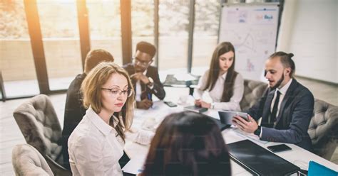 성공적인 팀 리더와 비공식 사내 비즈니스 회의를 이끄는 사업주 전경에서 노트북으로 작업하는 사업가 비즈니스 및 기업가 정신 개념 사진 Unsplash의 사무실 이미지