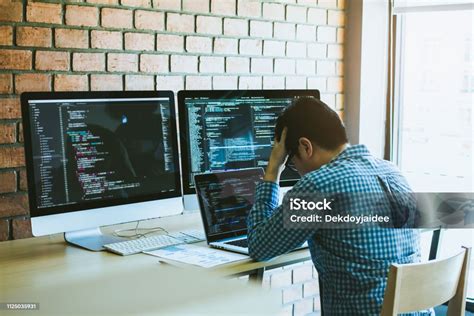 Programer 문제 프로젝트 개발자 코딩 기술 및 프로그래밍 하는 데 웹사이트 디자인 사회 세계 사이버 공간 개념의 안전 개발에 대한 스톡 사진 및 기타 이미지 Istock