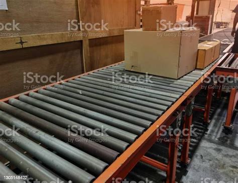 화물 물류 운송 산업 배달 서비스에서 수출 및 분류 물품을 위한 내부 창고 화물의 컨베이어 벨트에 선적 상자 상자를 분류하는 작업자 0명에 대한 스톡 사진 및 기타 이미지