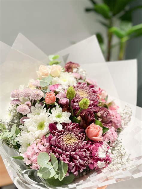 관상용 식물 국화 꽃 꽃 장식 꽃꽂이 꽃다발 꽃병 꽃이 피는 꽃잎 녹지 부드러운 색상 팔레트 분홍색 꽃