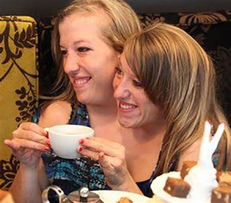 Fun Things About Conjoined Twins Abby And Brittany Hensel The Frisky