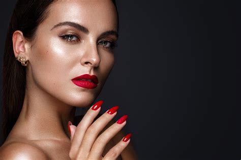 고전적인 메이크업과 여러 가지 색상의 손톱과 아름다운 소녀 매니큐어 디자인 뷰티 페이스 메이크업 화장품에 대한 스톡 사진 및