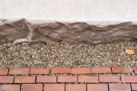 시골 방의 붉은 벽돌 벽 배경 추상적 인 풍화 된 질감은 오래된 치장 벽토 빛 빨간색으로 얼룩 져 있습니다 빨간 그런 지 벽돌 벽 배경 0명에 대한 스톡 사진 및 기타