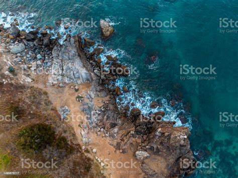 푸른 바다 맑은 물 속의 바위 해변 바위 해안이 있는 풍경 푸른 물 속의 돌 평면도 문자 메시지 또는 홍보 콘텐츠를 광고하는 공간 여행 개망초에 대한 스톡 사진 및 기타