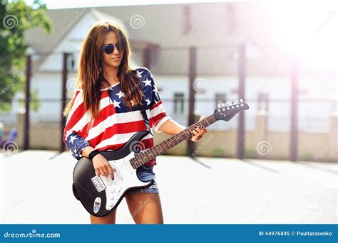 M Oda Pi Kna Dziewczyna Z Gitar Elektryczn Plenerowy Mody Portr Obraz