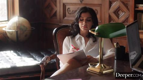 Lebih Mendalam Setiausaha Nakal Valentina Menunggang Kote Hitam Besar