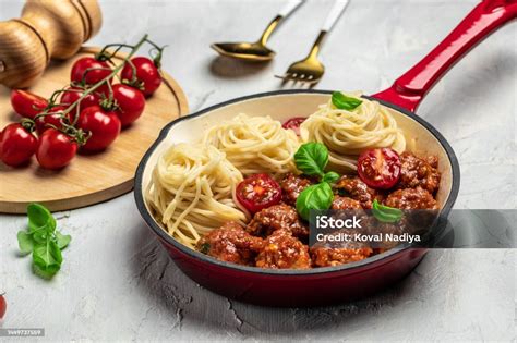 토마토 소스와 미트볼을 곁들인 이탈리아 파스타로 팬 레스토랑 메뉴 다이어트 요리 책 레시피 상위 뷰 건강한 식생활에 대한 스톡 사진 및 기타 이미지 Istock