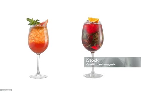 흰색 바탕에 민트 과일과 열매와 알코올 칵테일 긴 다리에 유리 받침에 두 개의 칵테일 세트 과일에 대한 스톡 사진 및 기타