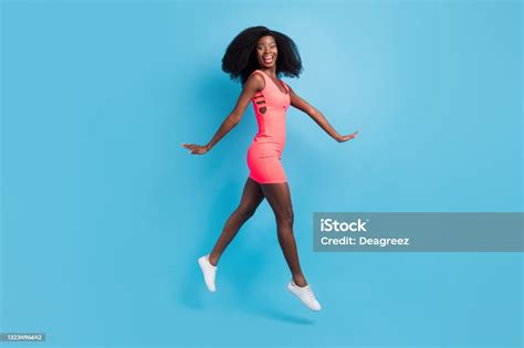 전체 길이의 몸 크기 사진 의 쾌활한 행복 한 여자 점프 높은 웃음 과기 즐겁게 고립 된 선명한 블루 컬러 배경 드레스에 대한 스톡 사진 및 기타 이미지 Istock