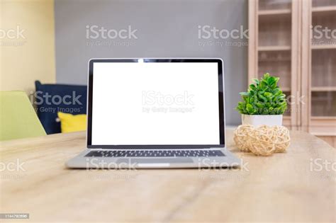 집에서 작업 빈 흰색 데스크톱 화면과 노트북을 사용 하 여 사업가의 모형 이미지 Mars Global Surveyor에 대한