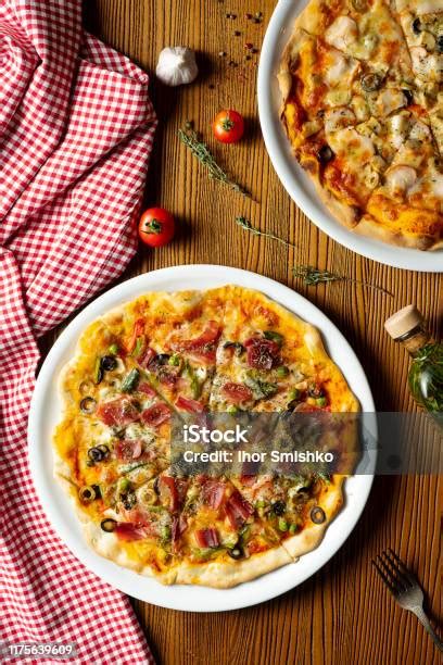 붉은 천과 올리브 오일구성의 나무 배경에 Prosciutto 케이퍼 올리브와 신선한 수제 피자 이탈리아 요리 탑 뷰 음식 사진 건강하지 못한 생활방식에 대한 스톡 사진 및