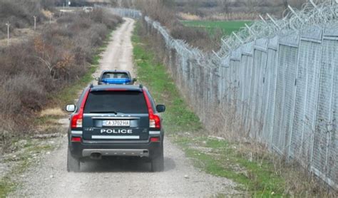 Директорът на „Гранична полиция“ С шипове се опитахме да спрем колата с мигранти и тя падна в