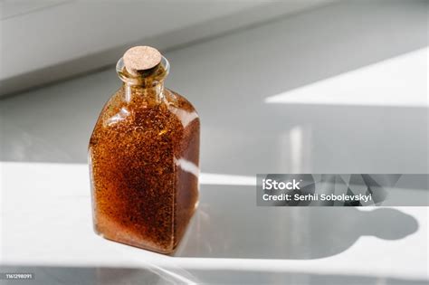 바디 케어의 천연 유기농 화장품 샤워 젤 스크럽 로션 분리 뷰티 트리트먼트 텍스트 및 광고를 위한 장소입니다 측면 뷰 햇빛과 그림자 화장품 스파 스킨케어 0명에 대한 스톡