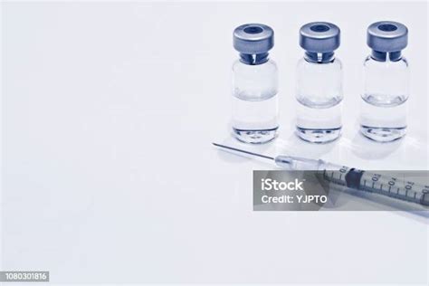 약물 또는 백신 1 Ml 바늘 고립 된 화이트 배경에 블루 톤 컬러와 플라스틱 주사기의 유리병 건강관리와 의술에 대한 스톡 사진 및 기타 이미지 Istock