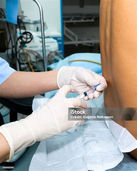 Inyección De Anestesia Epidural En La Columna Vertebral Del Paciente
