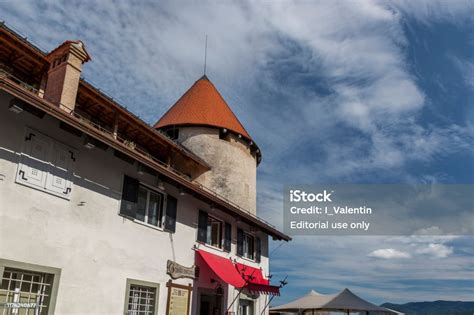 슬로베니아 의 블레드 호수의 기슭에 있는 오래된 성의 탑 0명에 대한 스톡 사진 및 기타 이미지 0명 건축 관광 Istock
