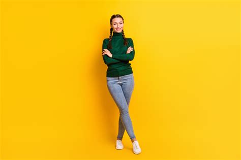 밝은 노란색 색상 배경에 고립 된 캐주얼 룩을 입고 매력적인 쾌활한 소녀 접힌 팔의 전체 길이 의 몸 크기 보기 갈색 머리에 대한 스톡 사진 및 기타 이미지 Istock
