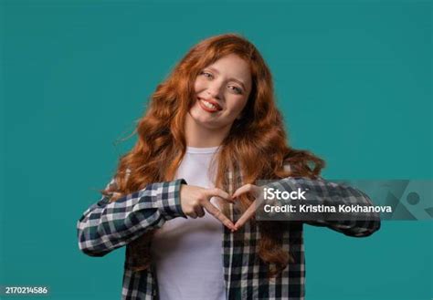 모양 심장 Heart 파란색에 긍정적 인 여자 사랑 여성 건강 자원 봉사 자선 기부 감사 상징 유혹 개념 20 24세에 대한 스톡 사진 및 기타 이미지 Istock