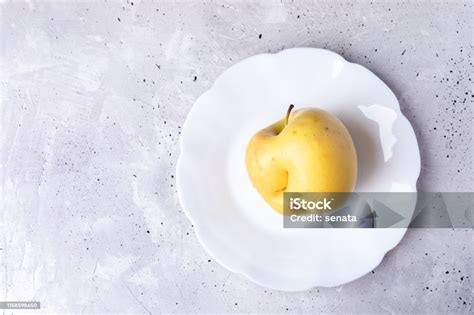 회색 콘크리트 배경에 흰색 그림 판에 하나의 못생긴 노란색 사과 0에 대한 스톡 사진 및 기타 이미지 0 가장자리 개념 Istock