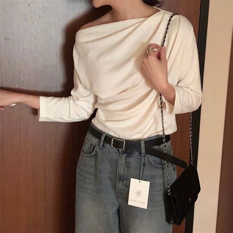 클라 언발 드레이프 오프 숄더 티셔츠 앨리앤유