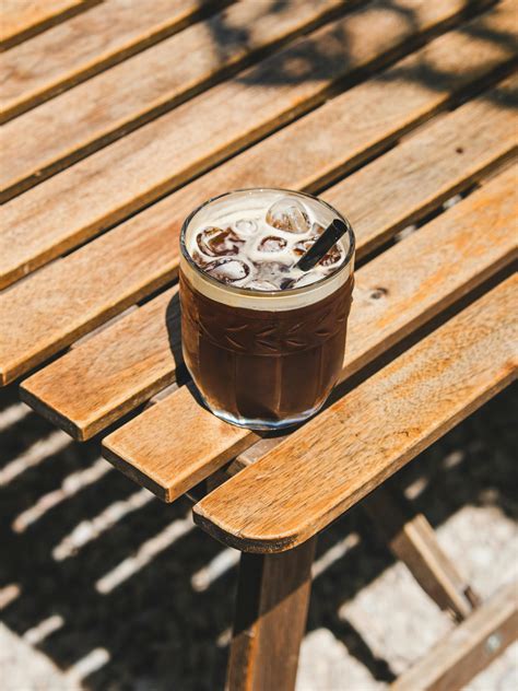 가구 가구류 갈색 감미료 깨지다 단순한 도시의 디자인 라이프스타일 머리 위로 목조 테이블 무늬 깔개 미니멀