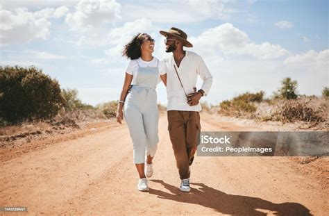 휴가 중 디저트에서 모래 길을 걷는 흑인 여성과 남자와 사랑 커플 여름 로맨스 데이트 및 자연 속에서 함께 산책하는 젊은 남성과 여성과의 휴가 아프리카계 미국 민족에 대한