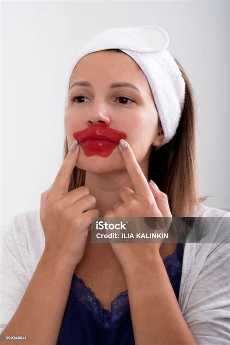 푹신한 입술의 형태로 입술에 통통 패치를 가진 젊은 여자 가득 찬에 대한 스톡 사진 및 기타 이미지 가득 찬 깨끗한 러시아 Istock