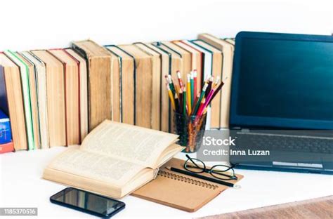 교과서 노트북 노트북 컴퓨터 학교 배경에 다시 책 교육의 스택 텍스트 복사 공간이 홀더에 안경과 연필을 엽니 다 0명에 대한 스톡 사진 및 기타 이미지 Istock