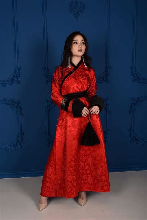 Mogul Манай монголчууд гадаад хятадаас ирсэн хувцсыг элбэг хэрэглэдэг ч бүх баяр ёслол