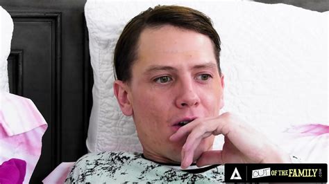 Poza Rodziną Seksowna Laska Spencer Bradley Ostro Rucha Swojego Chłopaka Na Oczach Swojej