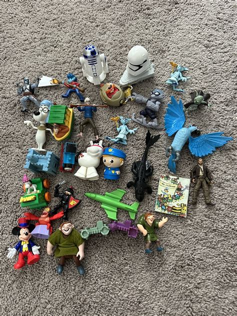 Lot Of 30 Action Figures Toys Disney Star Wars Sponge Bob Snoopy