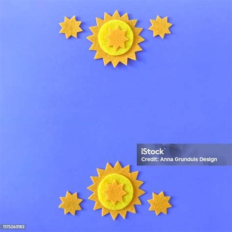 복사 공간과 노란색 펠트 별 장식품 어린이를위한 수제 공예 펠트 장난감이있는 파란색 배경 다채로운 예술은 소셜 미디어 및 웹 디자인을위한 텍스트 영역과 평면 평신도 구성을