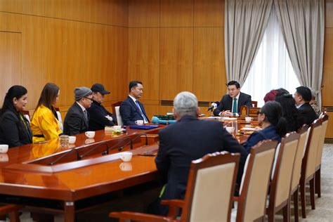 “Халуун сэтгэл” аянаар цугларсан 420 сая төгрөгийн хандивыг УОК т хүлээлгэн өглөө