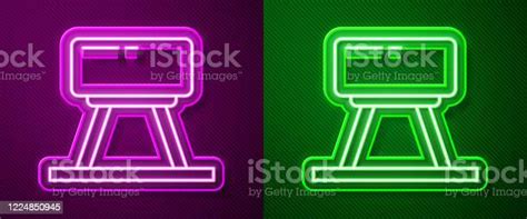 보라색과 녹색 배경에 고립 빛나는 네온 라인 Pommel 말 아이콘 점프 및 체조를위한 스포츠 장비 벡터 일러스트레이션 건강한 생활방식에 대한 스톡 벡터 아트 및 기타