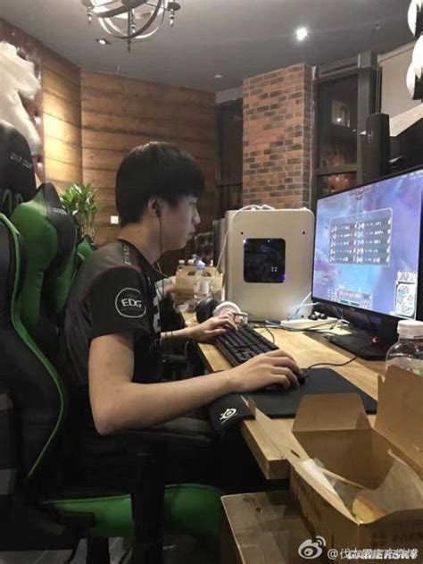 Tới thăm quán Net hiện đại nhất Thượng Hải chơi game có cả mỹ nữ hầu hạ