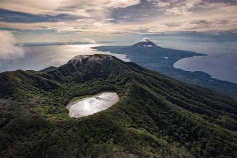 Vista Aérea De Los Volcanes Concepción Y Maderas En Ometepe Ometepe