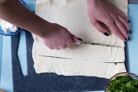 치즈 시금치 파이 짠 케이크 조리법 단계적으로 위에서 볼 수 있습니다 소녀는 요리입니다 6단계 Diy에 대한 스톡 사진 및 기타 이미지 Istock