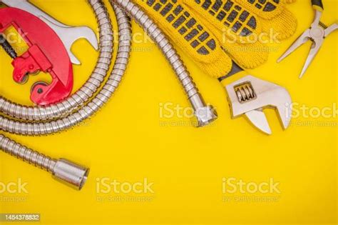 작업용 노란색 테이블에 물 호스를 연결하기위한 배관 도구 및 장갑 가방에 대한 스톡 사진 및 기타 이미지 가방 가정 난방
