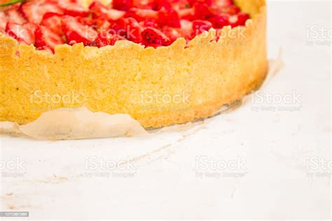 커스터드 바닐라 크림으로 채워진 신선한 홈메이드 딸기 쇼트크러스트 타르트 파이 트렌디한 흰색 콘크리트 배경에 슬라이스 베리와 민트 잎이 고립되어 있습니다 복사 공간이