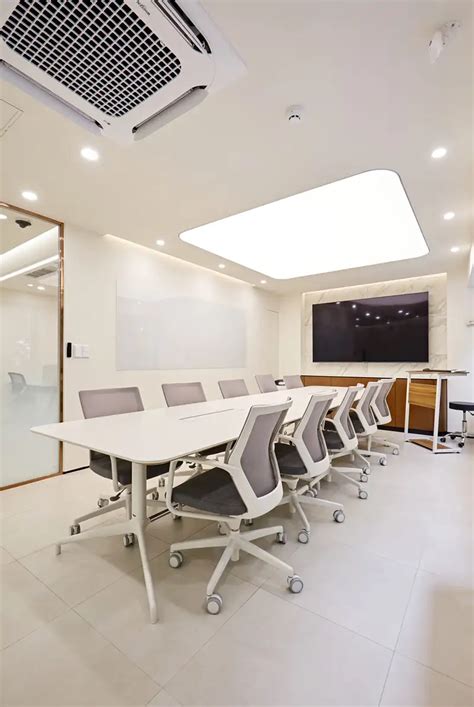 화이트우드로 쾌적한 분위기의 30평 사무실 인테리어