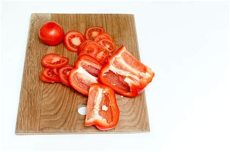 흰색 배경에 나무 커팅 보드에 잘게 잘린 신선한 익은 토마토와 후추를 닫습니다 0명에 대한 스톡 사진 및 기타 이미지 0명