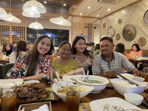 Pinay Ofw Pretends As Waitress To Surprise Parents