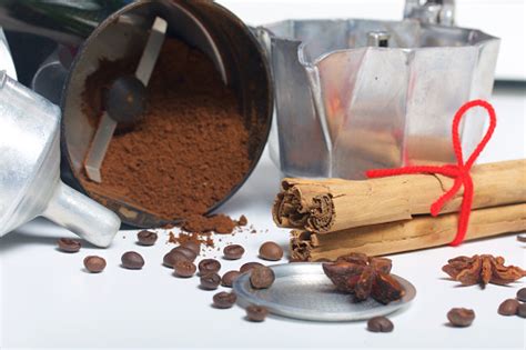 분해 된 형태로 온수 커피 기계는 테이블에는 그것은 보이는 지상 커피 커피 분쇄기와 향신료는 아니 스 카네이션 계 피와 향기로운 페 퍼 간헐천에 대한 스톡 사진 및 기타