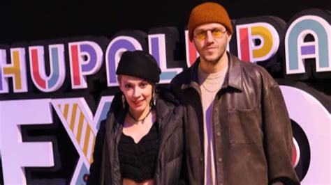 Ünlü çift Açelya Topaloğlu Ile Emre Şenol El Ele Ortaya çıktı Magazin