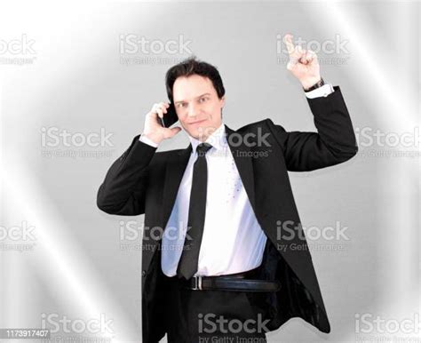 아이디어가 있다 성공으로 가는 길에 비즈니스 라이프 의도적 인 매력적인 사업가 스마트 폰에 이야기 미소와 흰색 배경에 손가락을 보여줍니다 거래자에 대한 스톡 사진 및 기타