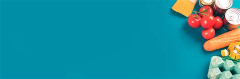 파스타 신선한 채소 통조림 식품 바게트 계란 유기농 오일 카피 스페이스와 녹색 배경에 음식 기부 배너 기부 자원봉사 또는 비접촉식 배달 식품 개념 플랫 레이