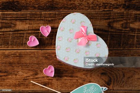 발렌타인 데이 축하 개념입니다 사랑하는 사람을위한 좋은 선물 나무 테이블 배경에 선물 공간을 복사합니다 플랫 레이 2월에 대한 스톡 사진 및 기타 이미지 Istock